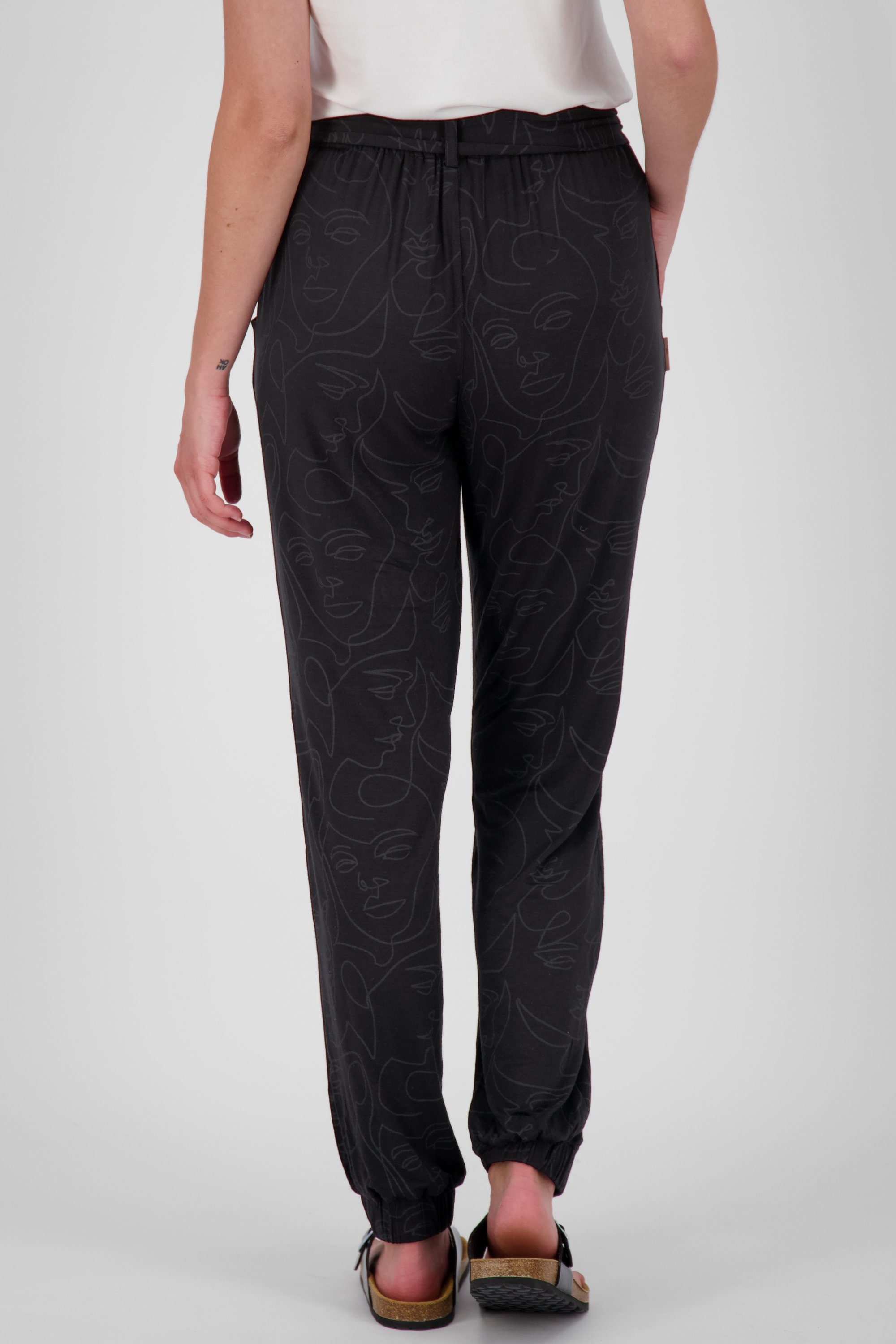 Alife & Kickin Shorts, Damenhose mit elastischem Bund und farblich ...