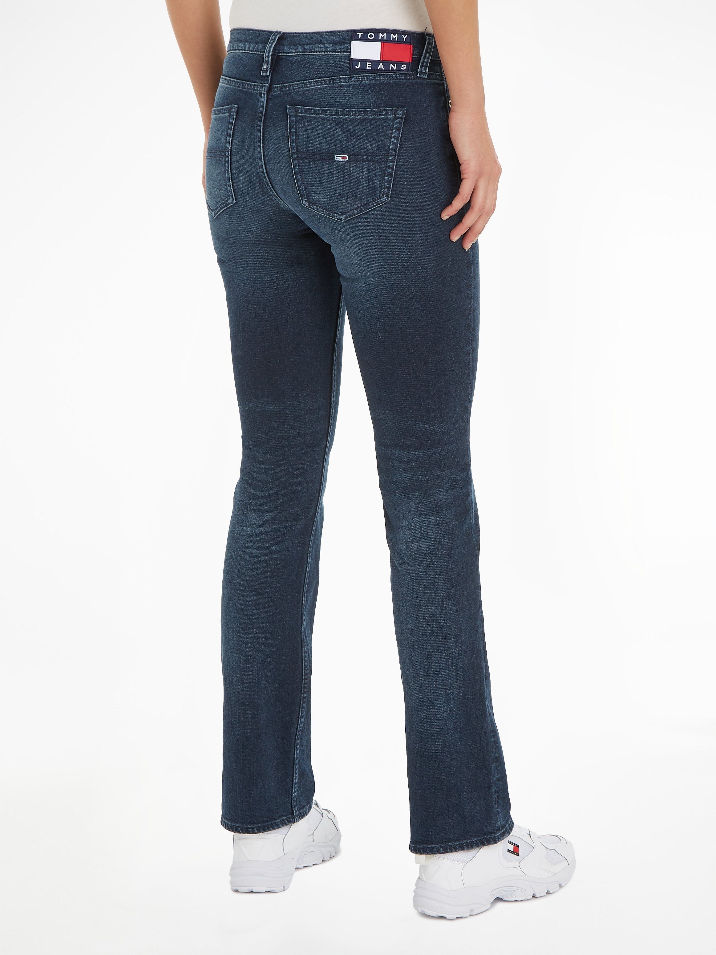Tommy Jeans Bootcut Jeans MADDIE MR BC DG5161 mit Logobadge und Logostickerei