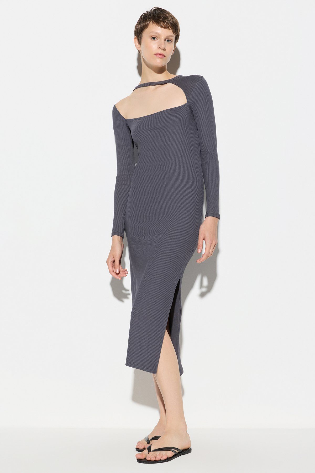 No Matter What Cocktailkleid mit tiefem Front-Cut-Out Dekolletee, grau