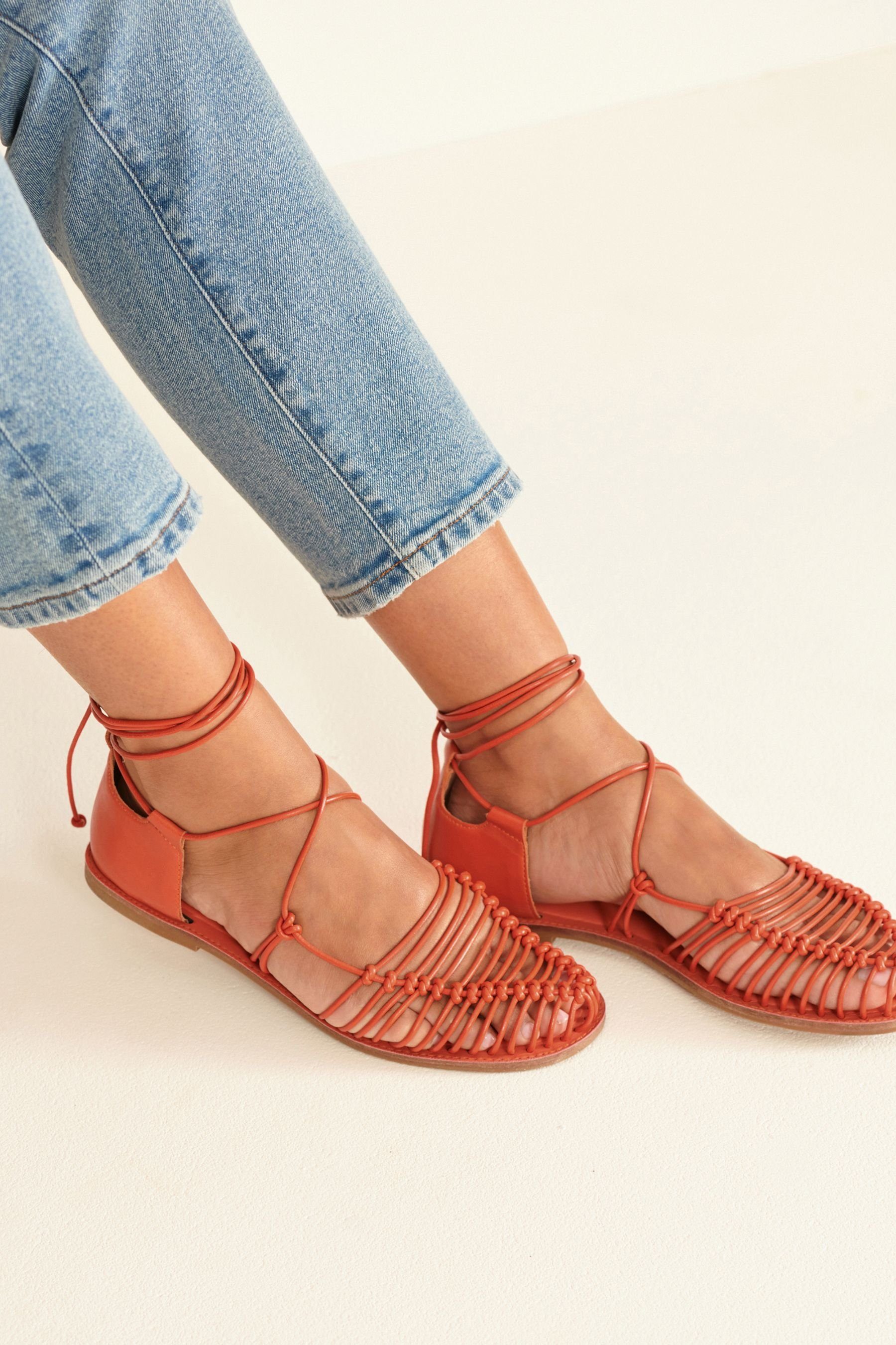 Next »Signature flache Riemchensandalen mit Zierknoten« Römersandale (1 ...