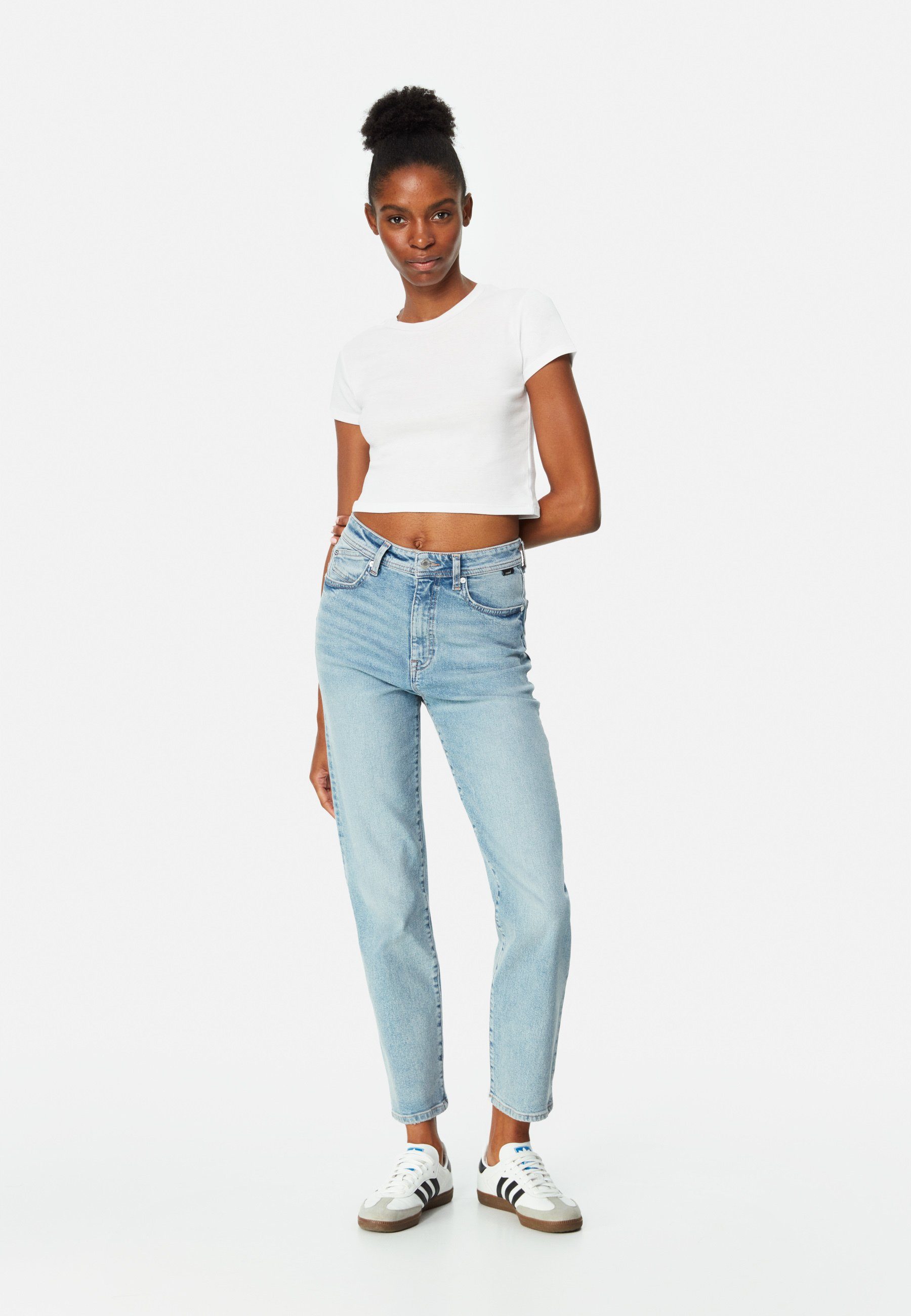 Mavi Dad-Jeans BERLIN Dad Jeans, Das Model ist 178 cm groß und trägt ...