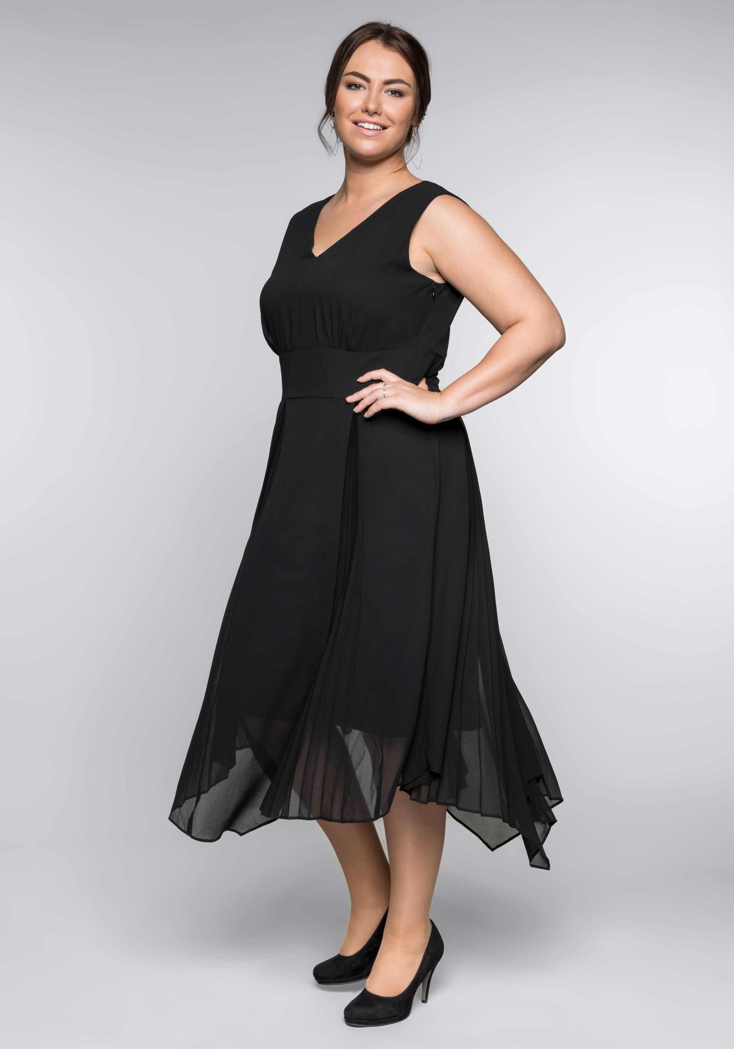 Sheego Abendkleid Mit Plisee Falten Mit Tiefem V Ausschnitt Vorn Und