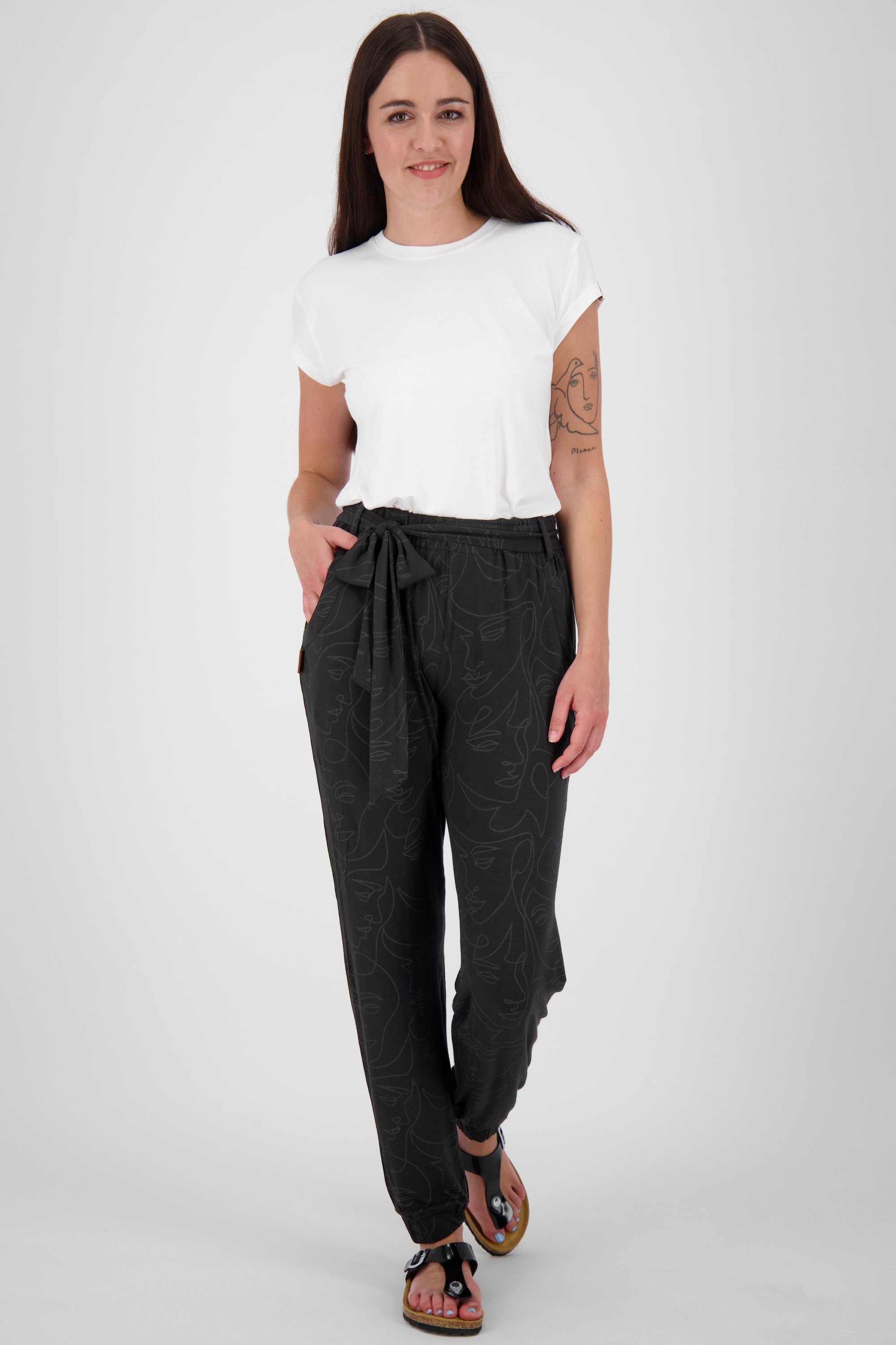 Alife & Kickin Shorts, Damenhose mit elastischem Bund und farblich ...