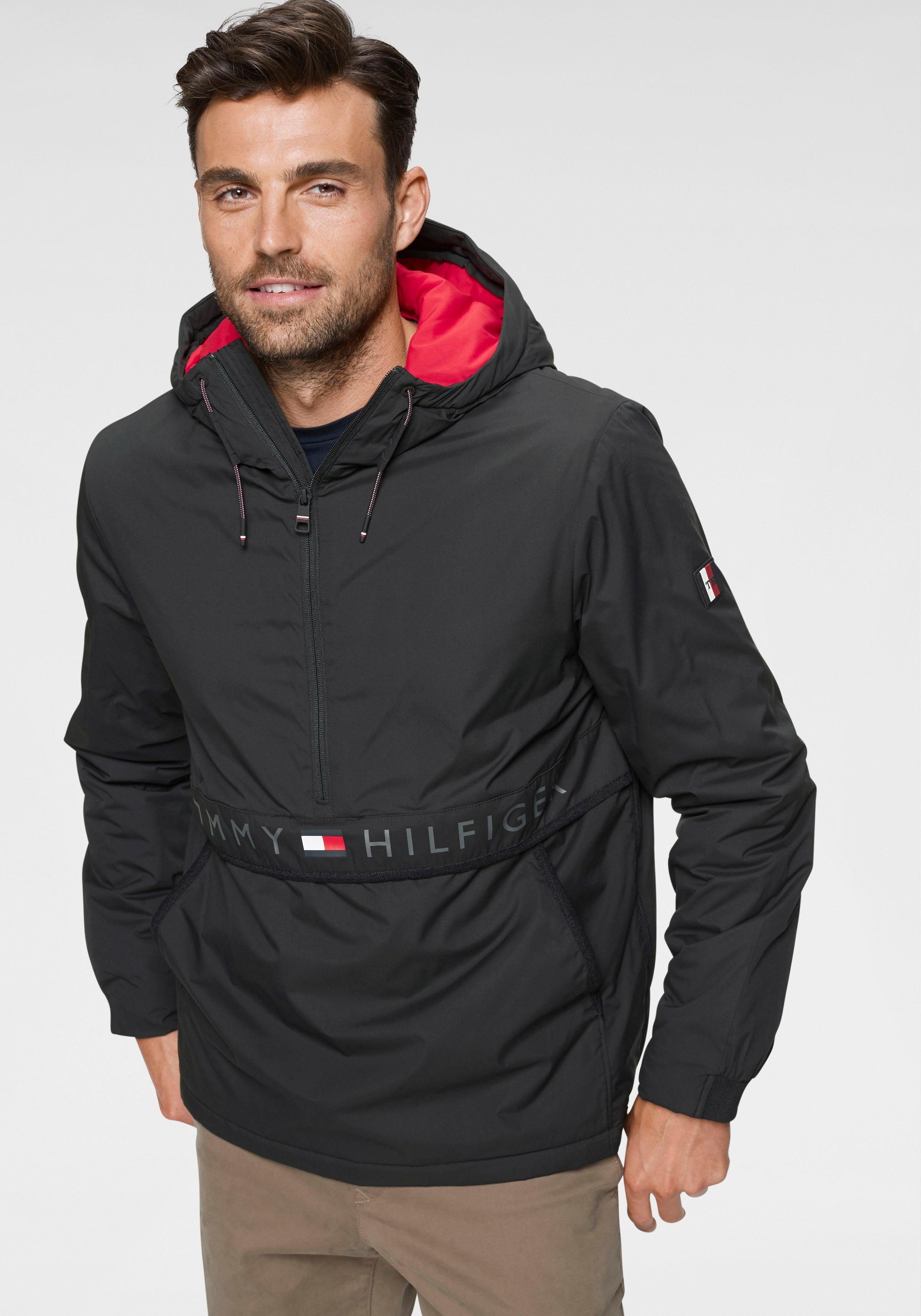 TOMMY HILFIGER Anorak »STRETCH ANORAK«, Großer Tommy Schriftzug auf der ...