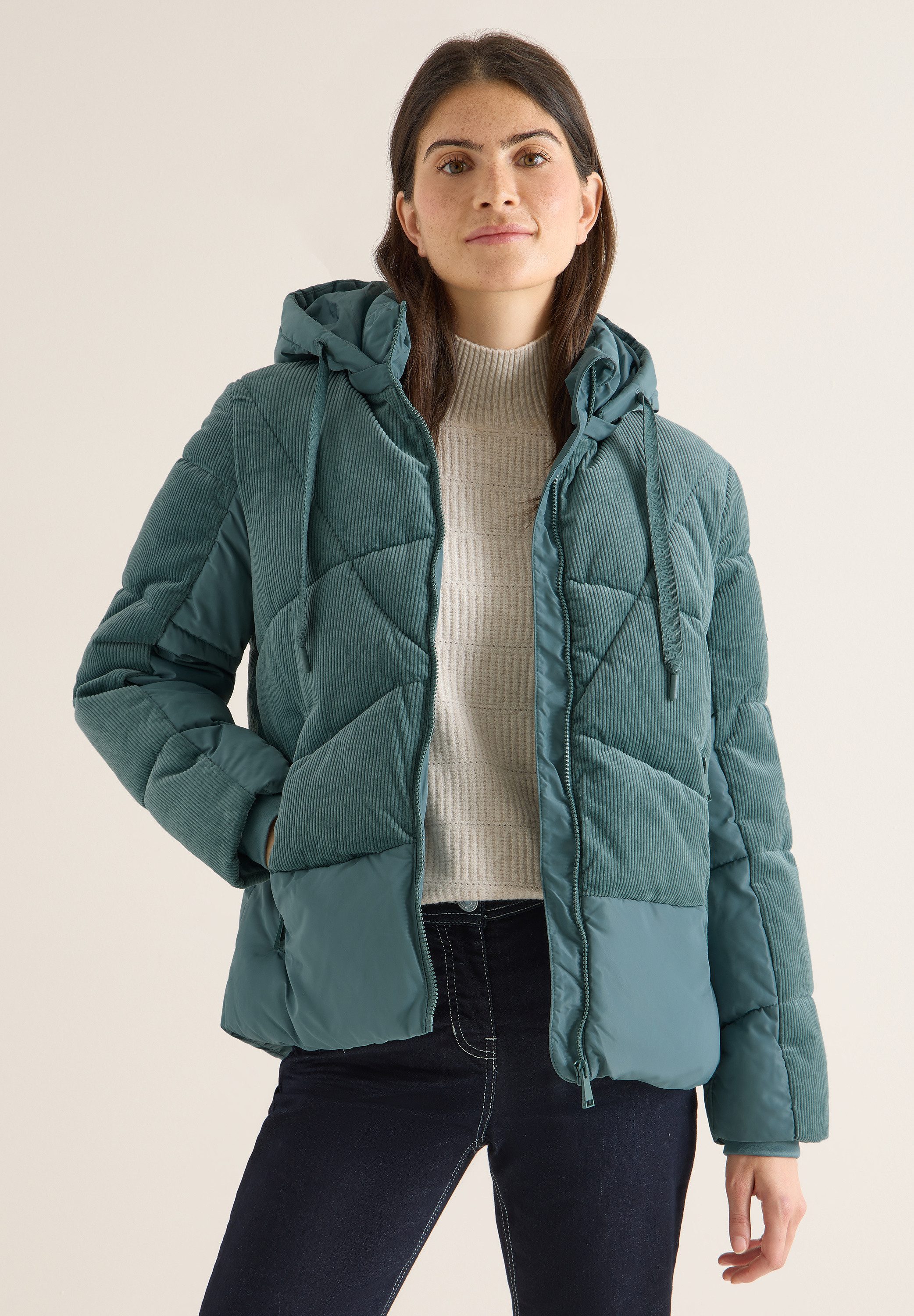 Elegantes Steppjacke Mit Kapuze Fotos