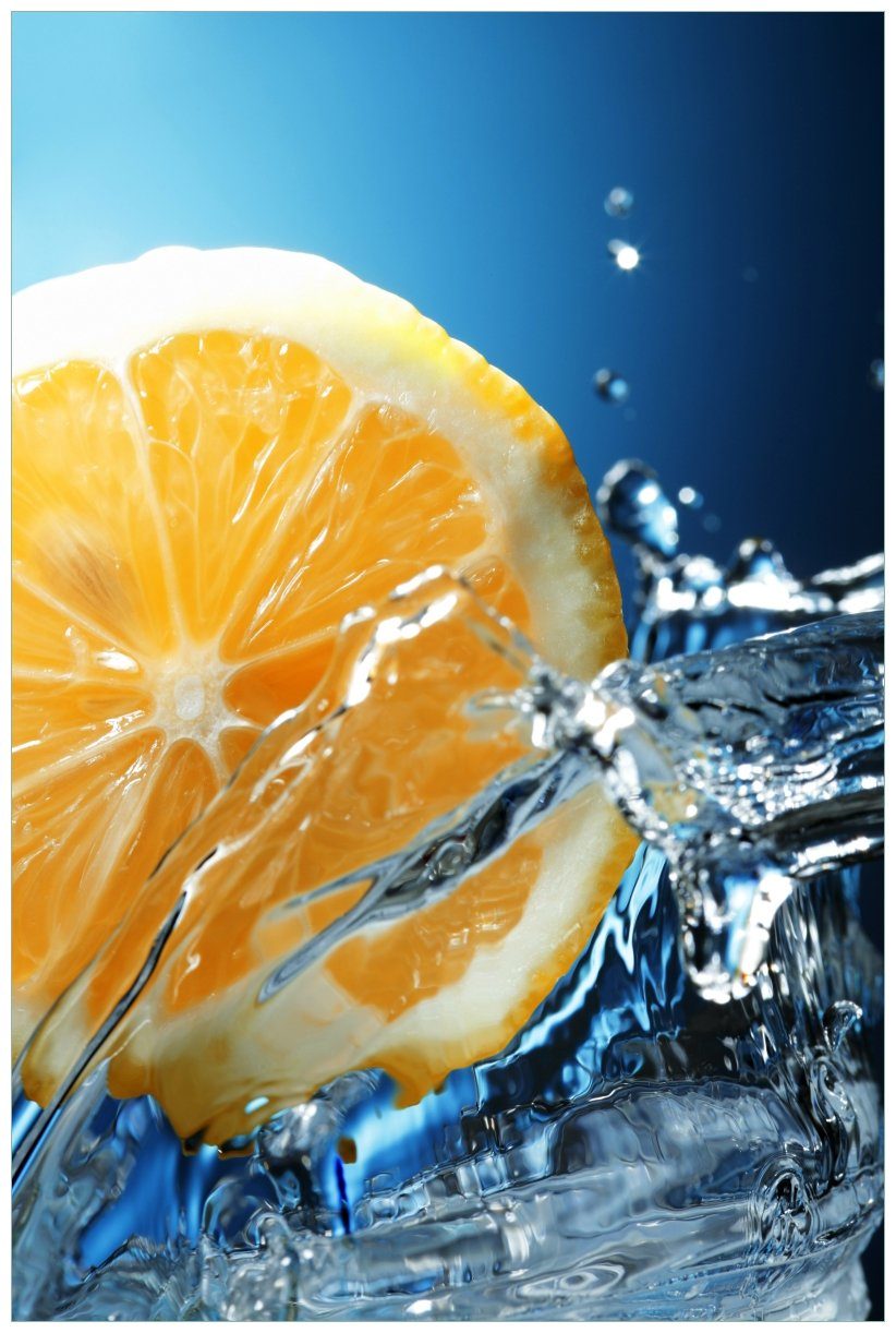 Wallario Wandfolie Orange In Spritzigem Wasser Vor Blauem Hintergrund
