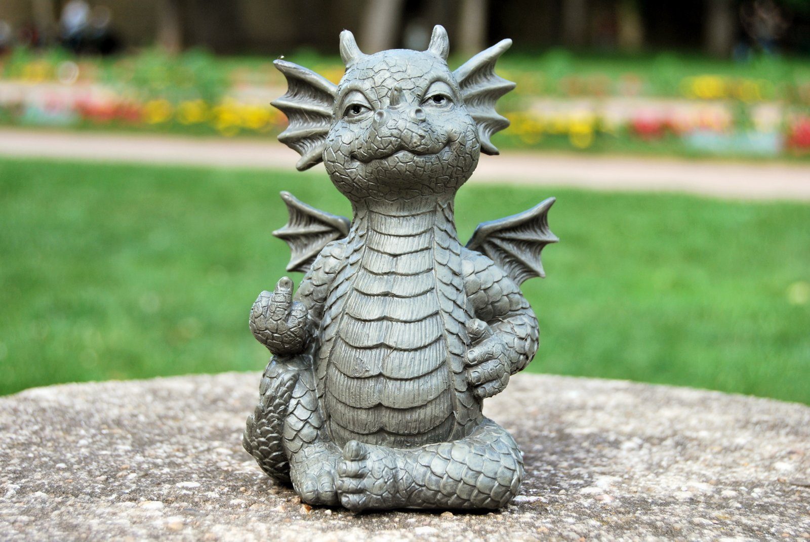 MystiCalls Gartenfigur Gartendrache - Modell Mittelfinger klein