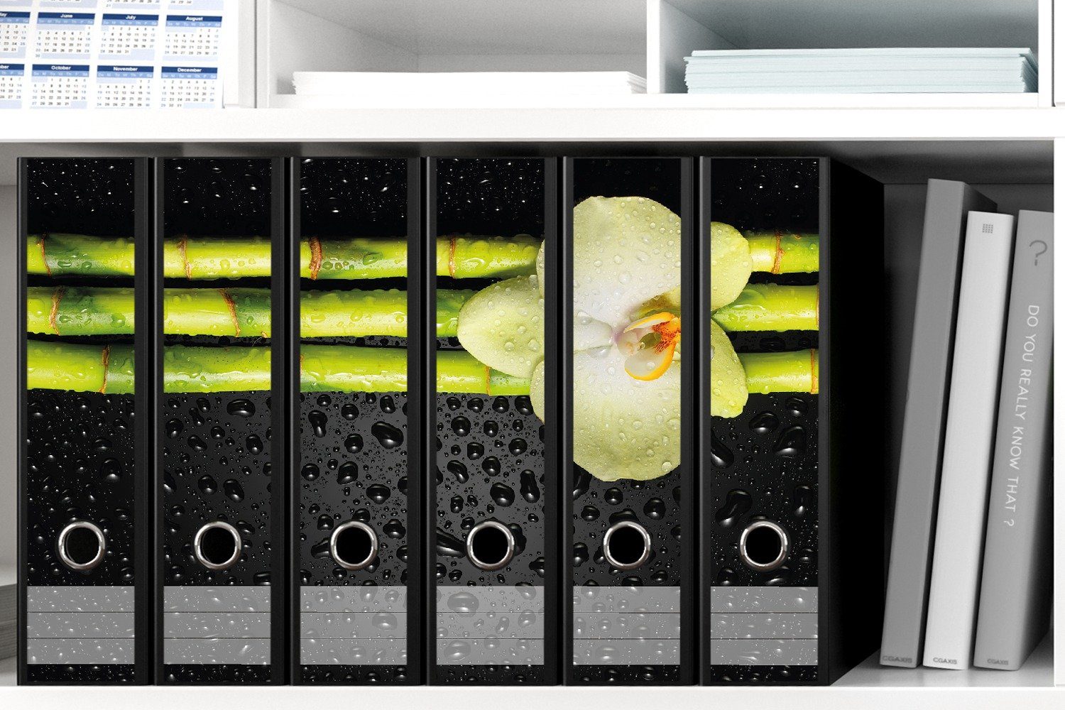 Wallario Etiketten Grüne Orchidee Mit Bambus Auf Schwarz Regentropfen
