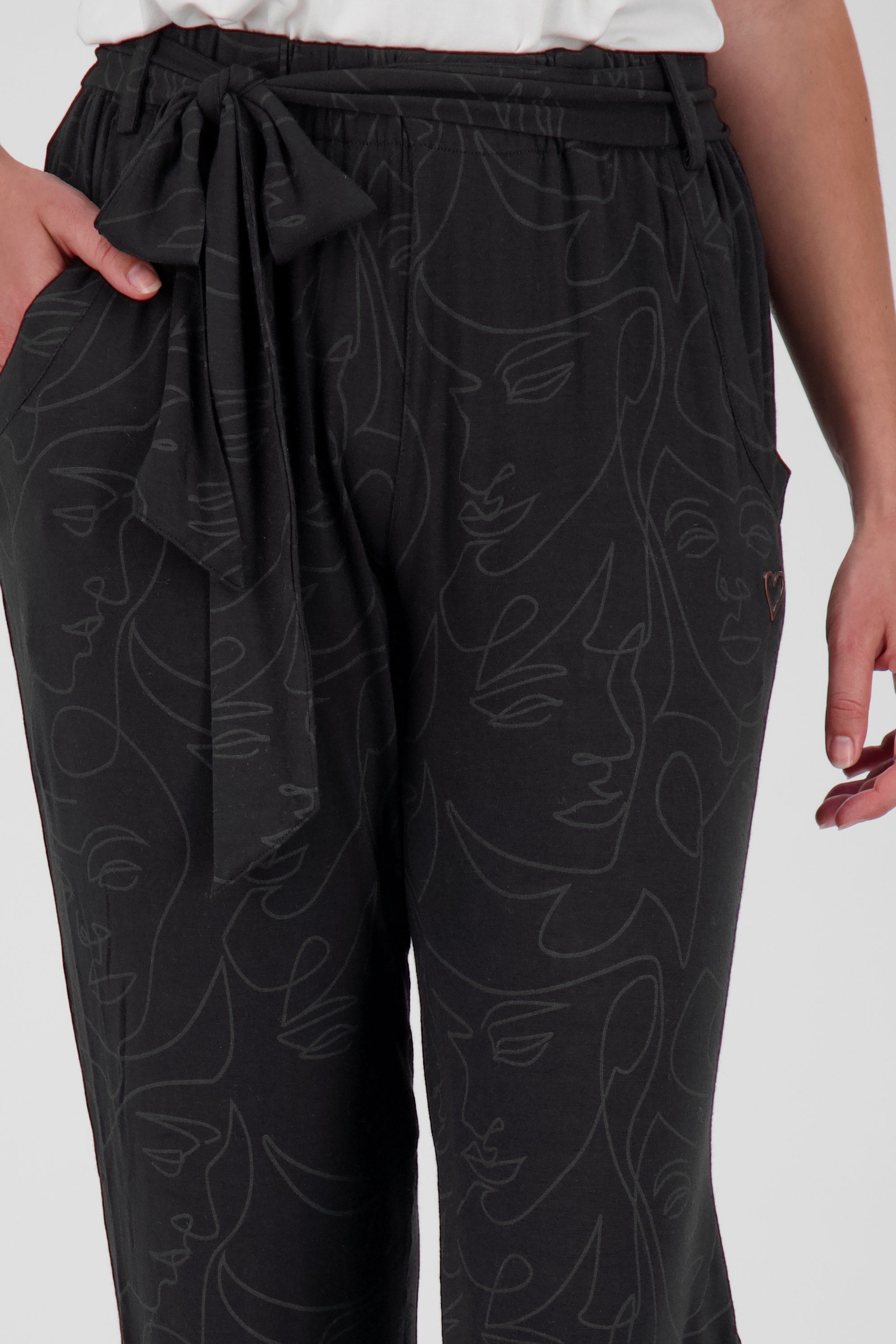 Alife & Kickin Shorts, Damenhose mit elastischem Bund und farblich ...