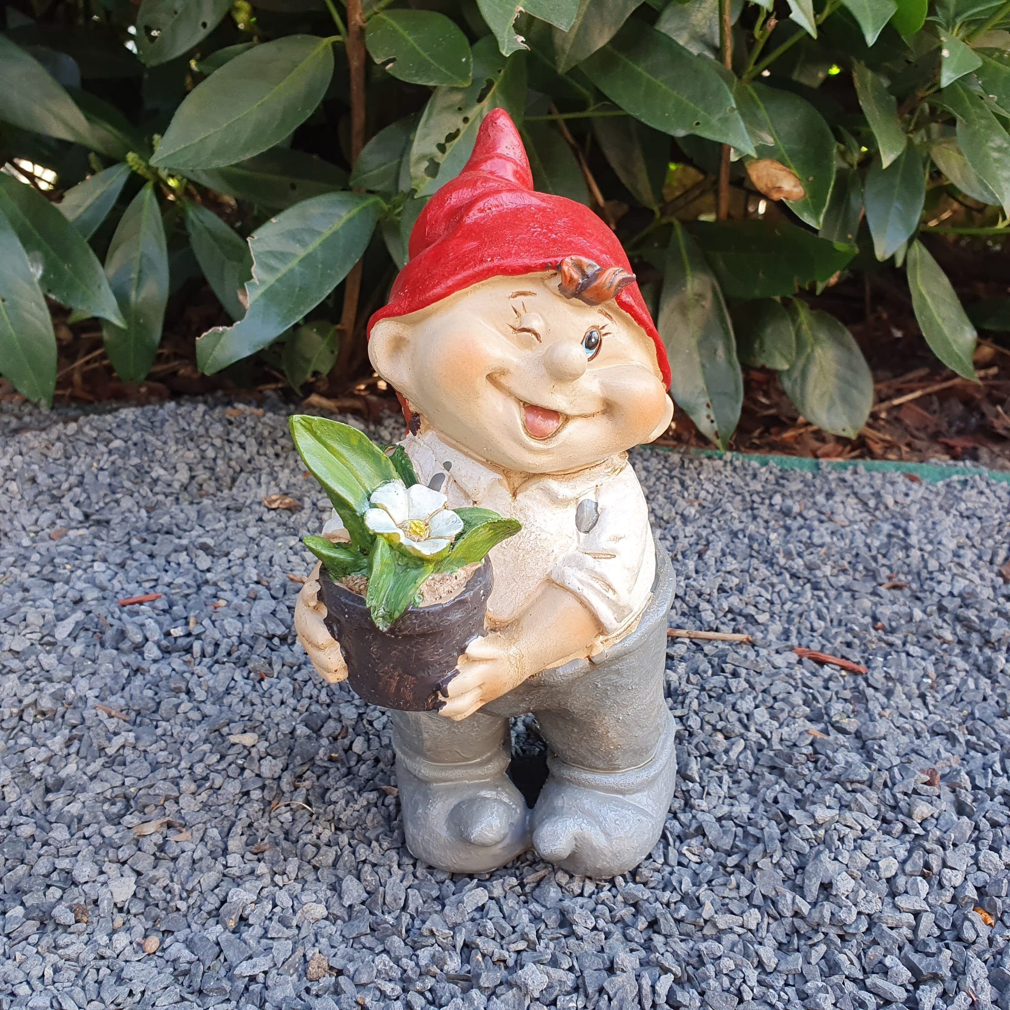 Aspinaworld Gartenfigur Gartenfigur fröhlicher Gartenzwerg mit Blumen in der Hand 22 cm