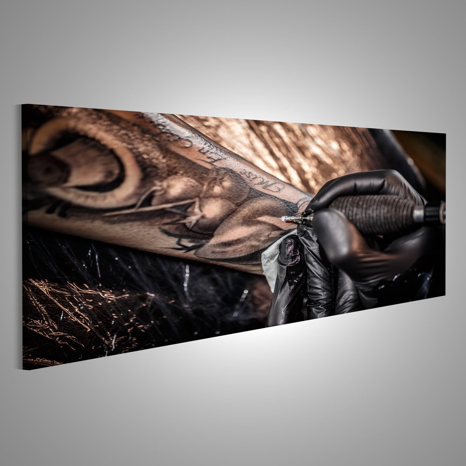 islandburner Leinwandbild Bild auf Leinwand Close Up Tattoo Künstler Zeigt Den Prozess Der Schwa