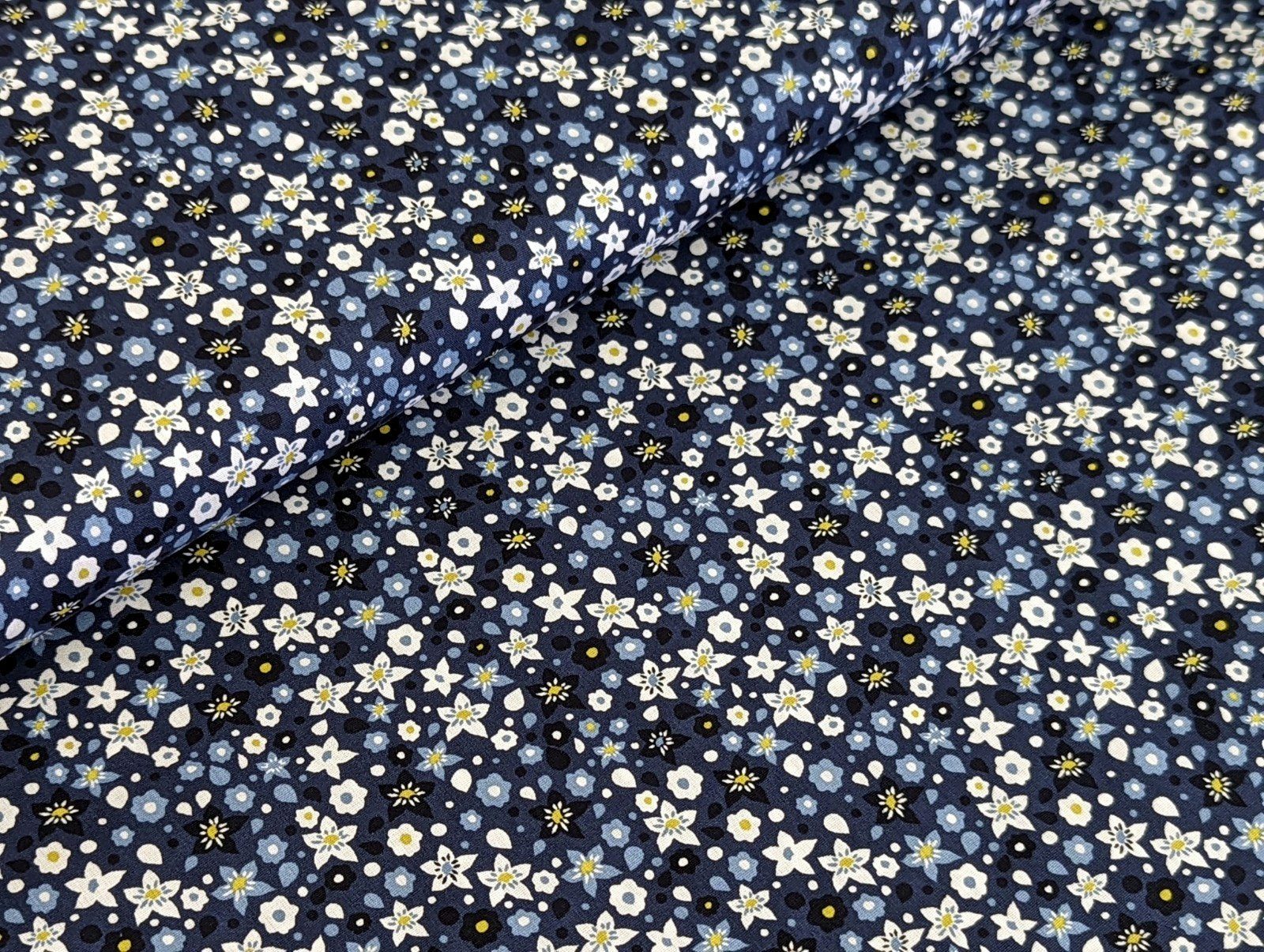 Corileo Stoff Baumwollstoff Poplin Blumenrausch Nachtblau Stoff Meterware