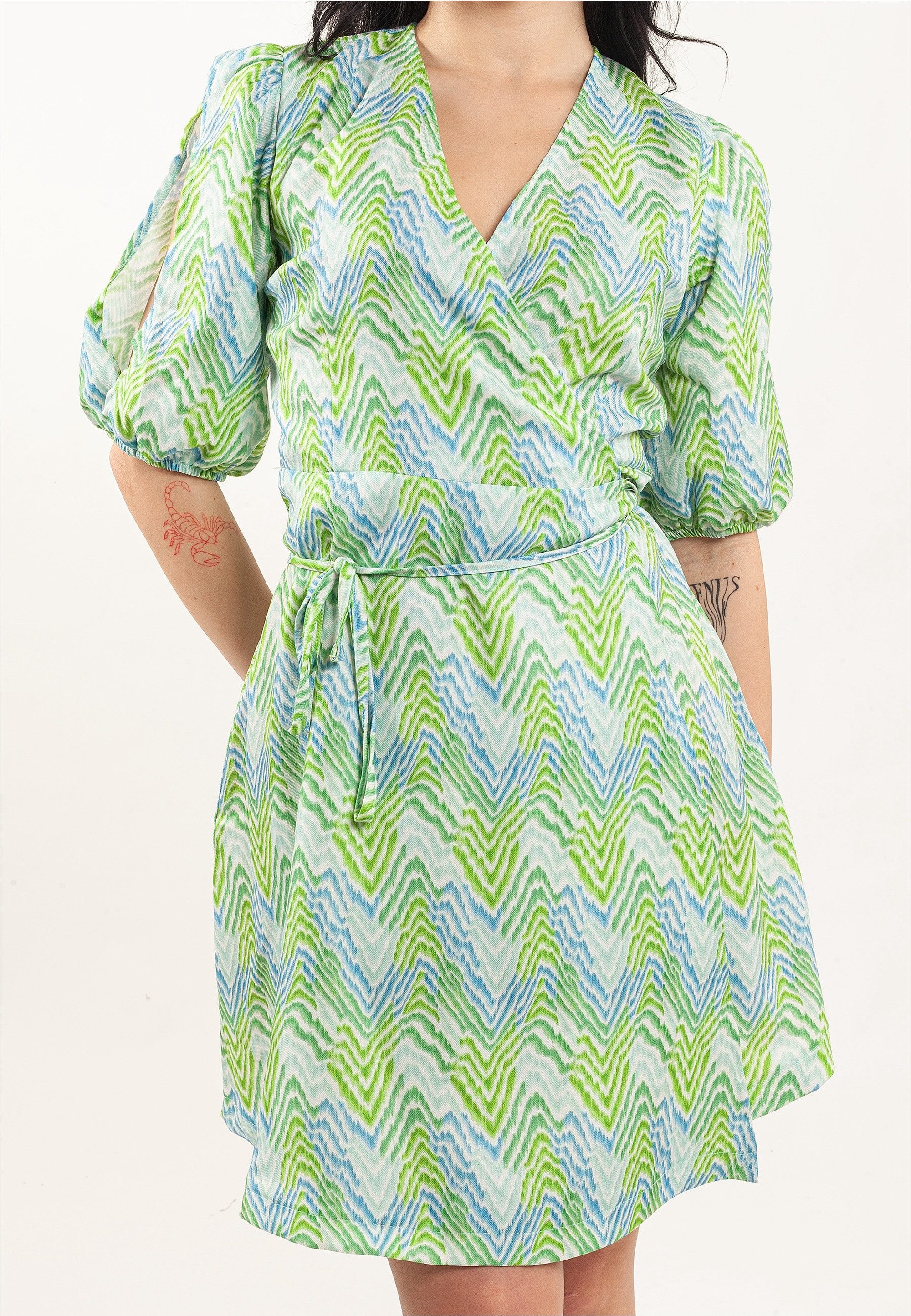 freshlions Jerseykleid Sunny mit angesagtem V-Ausschnitt
