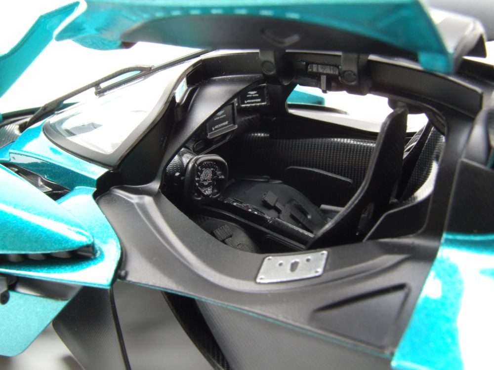 Maisto® Modellauto Aston Martin Valkyrie 2022 grün, Maßstab 1:18 ...