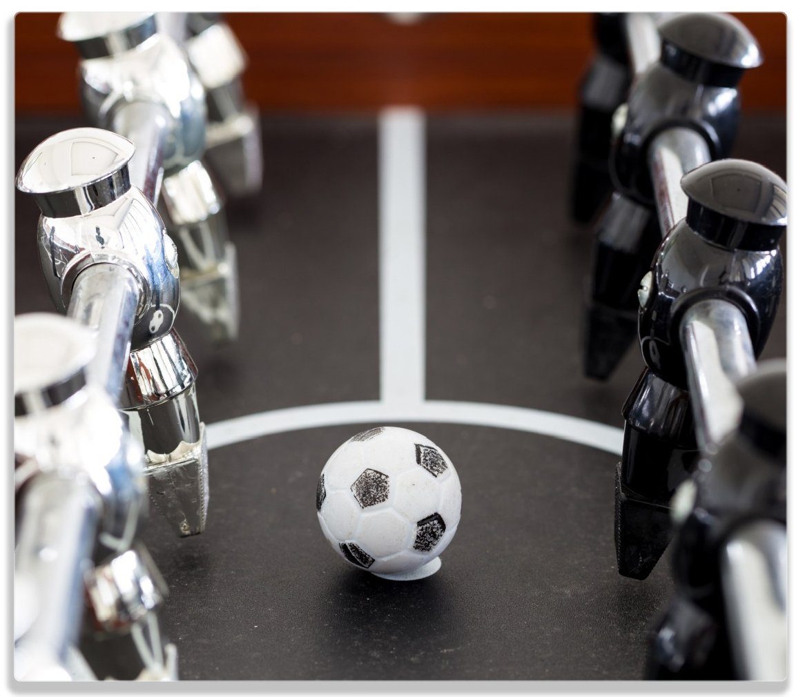 Wallario Herd Abdeckplatte Kicker Tisch In Nahaufnahme Ball In Der