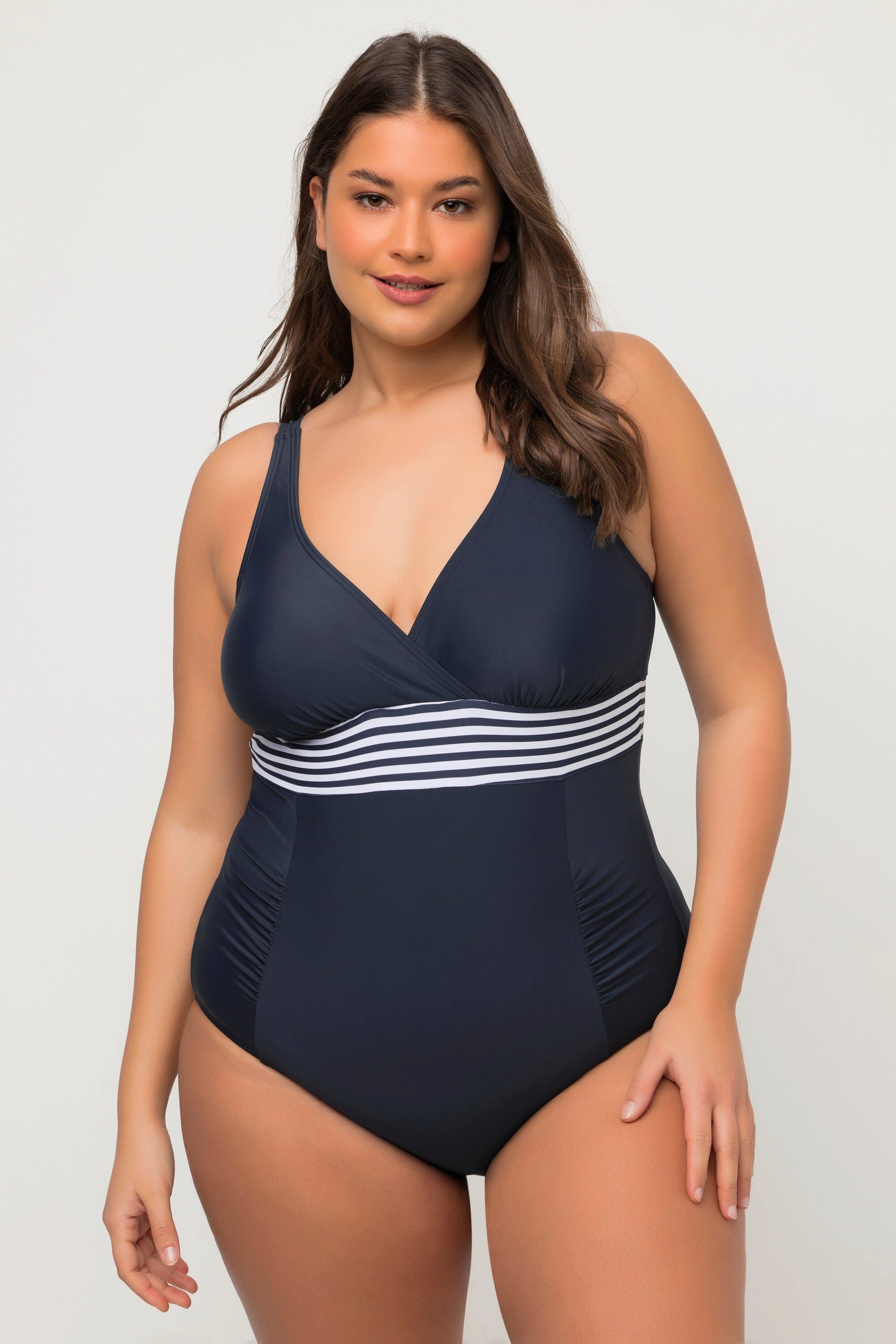 Ulla Popken Badeanzug Badeanzug Streifen Wickeloptik Softcups recycelt, unter der Büste in ...