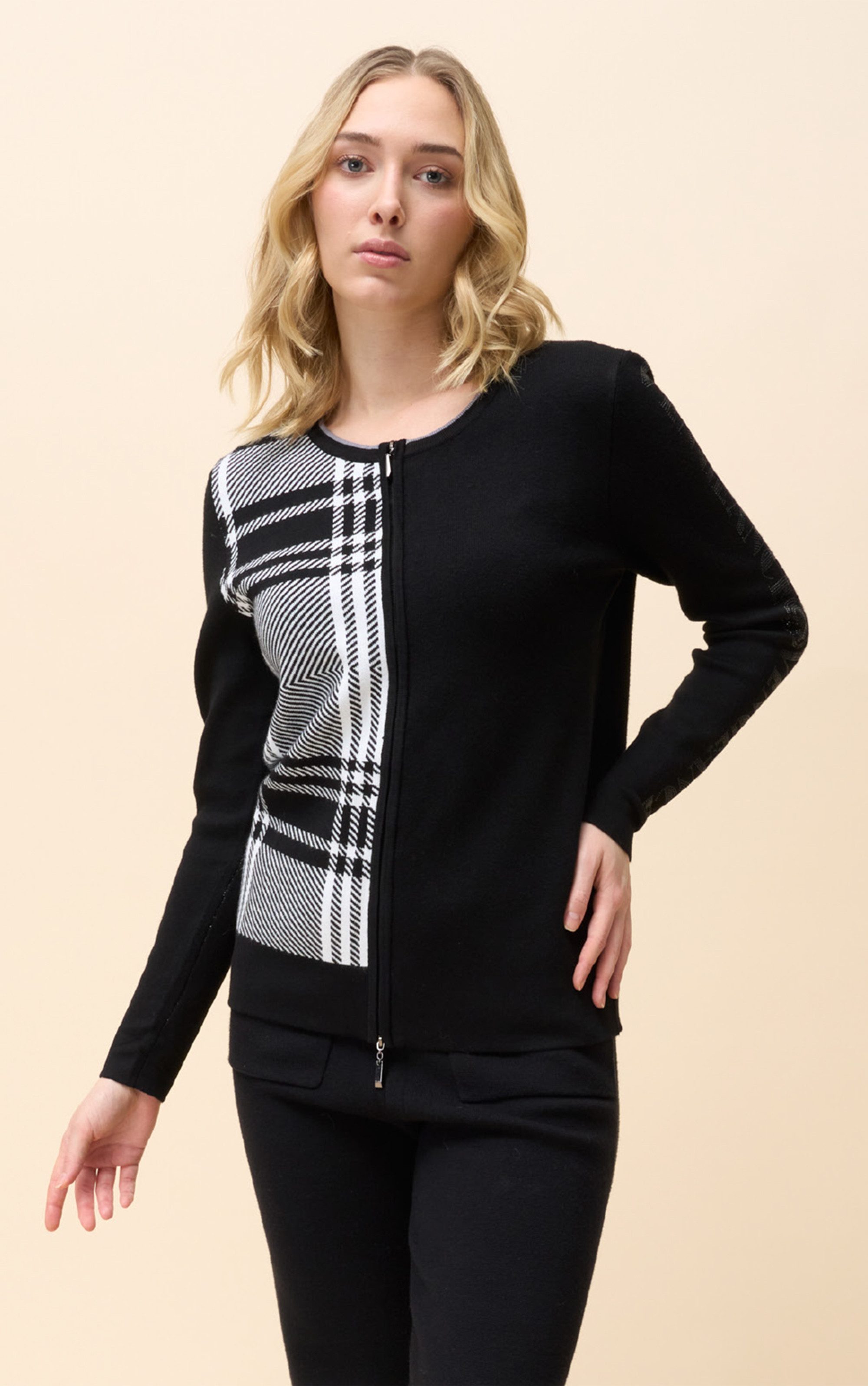 Passioni Strickjacke In Schwarz Mit Einem Karierten Vorderteil