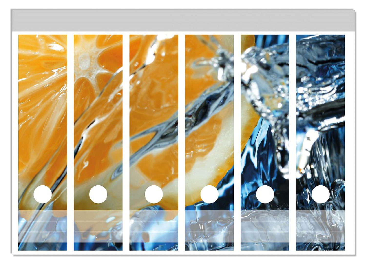 Wallario Etiketten Orange In Spritzigem Wasser Vor Blauem Hintergrund