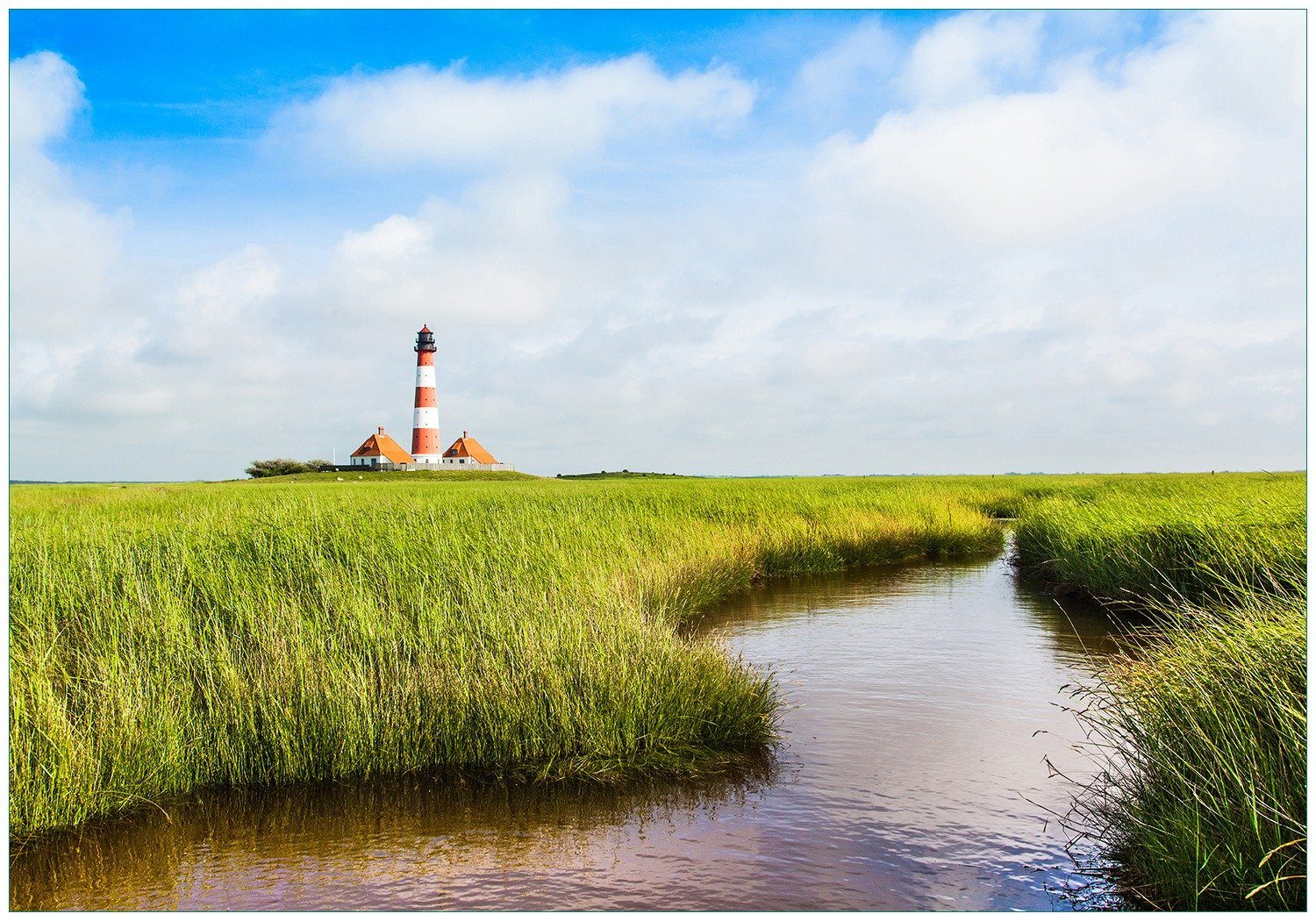 Wallario Vliestapete Kleiner Bach durch Schilf auf dem Weg zum Leuchtturm, Seidenmatte ...