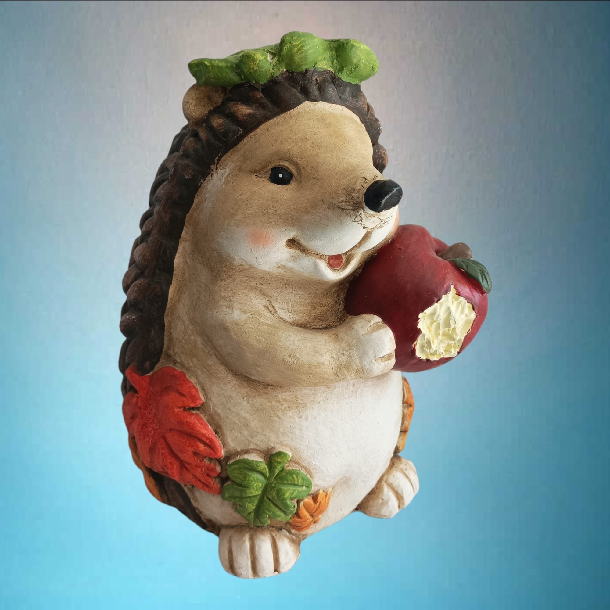 Aspinaworld Dekofigur Herbstdeko Figur Igel Figur Mit Apfel Im Arm 32 Cm