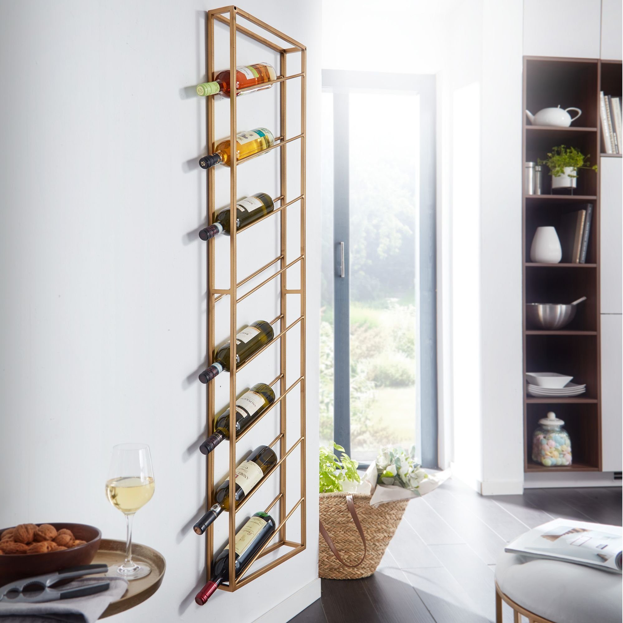 Elegantes Weinregal Schmal Und Hoch Bilder