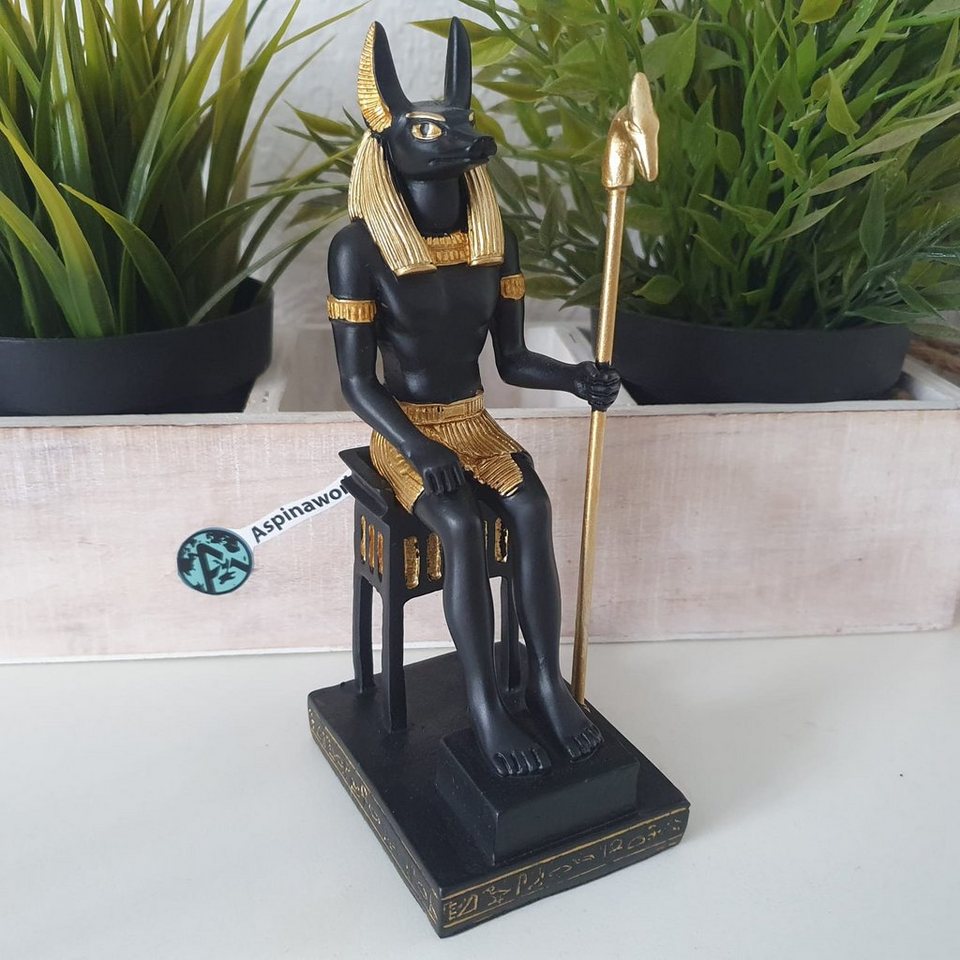 Aspinaworld Dekofigur Anubis Figur Mit Speer Auf Einem Stuhl 17 Cm