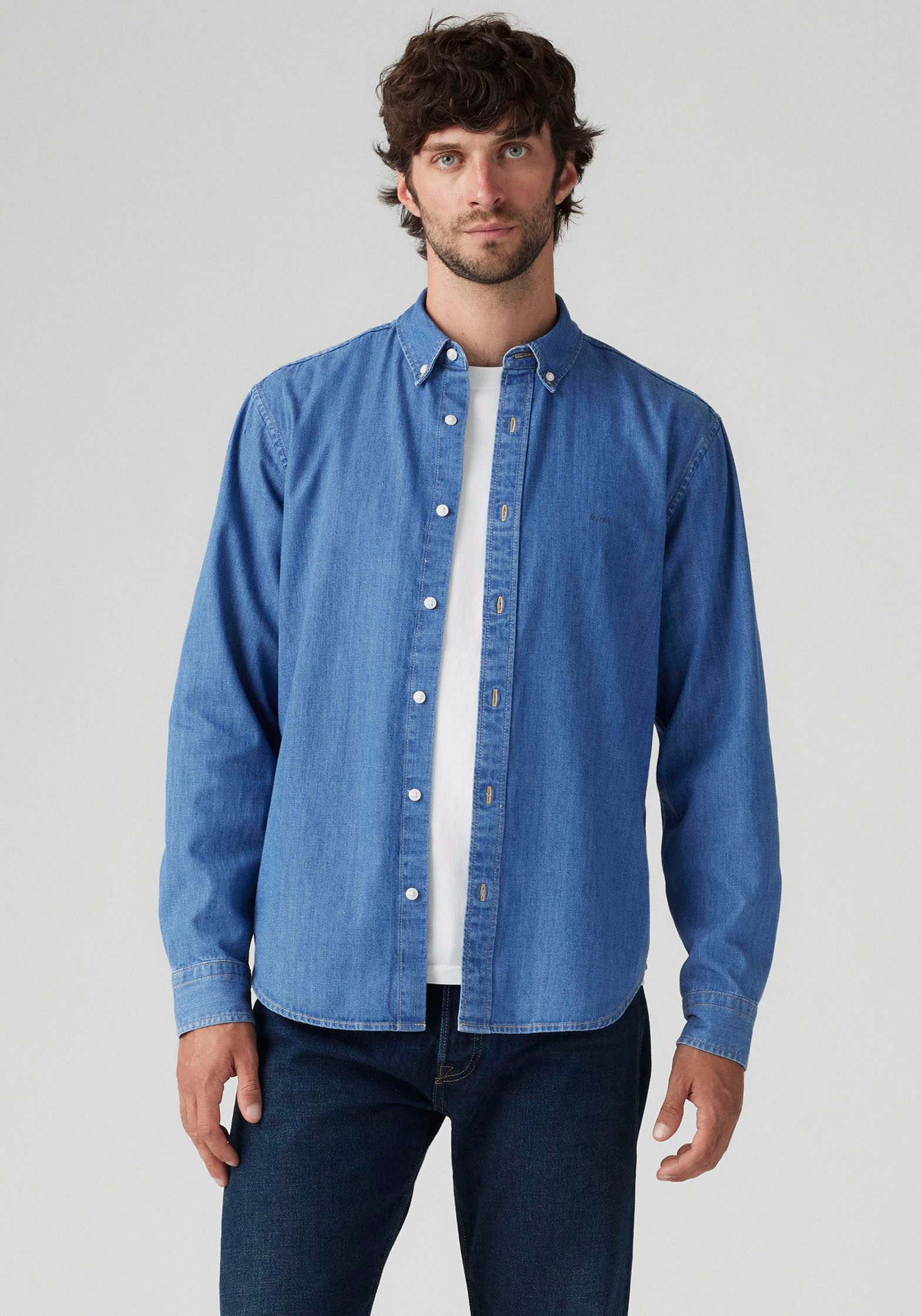 Levi's® Langarmhemd AUTHENTIC BUTTON DOWN mit Ton-in-Ton Logostickerei ...