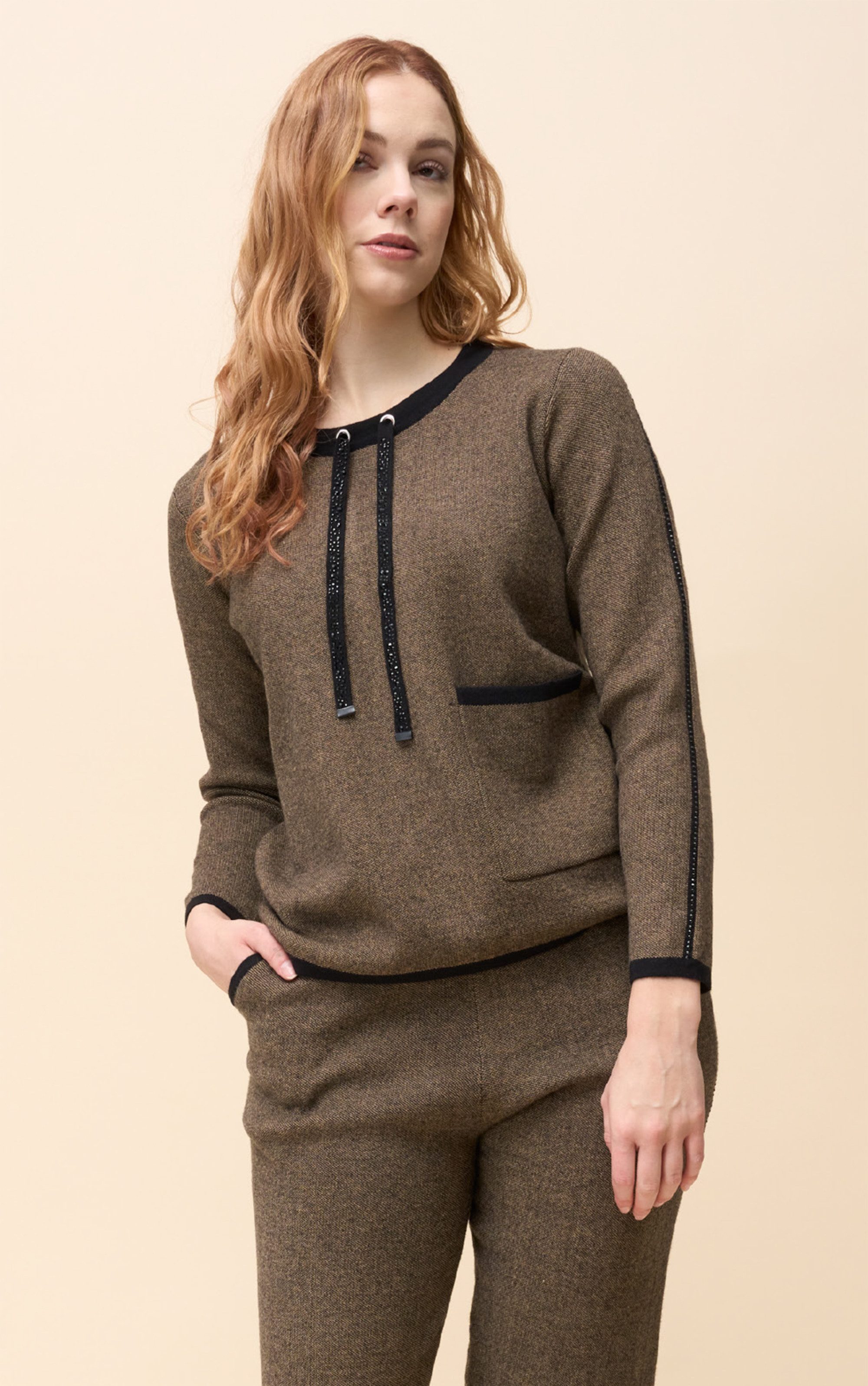 Passioni Strickpullover Mit Strasskordeln Am Hals Und Einer Vordertasche