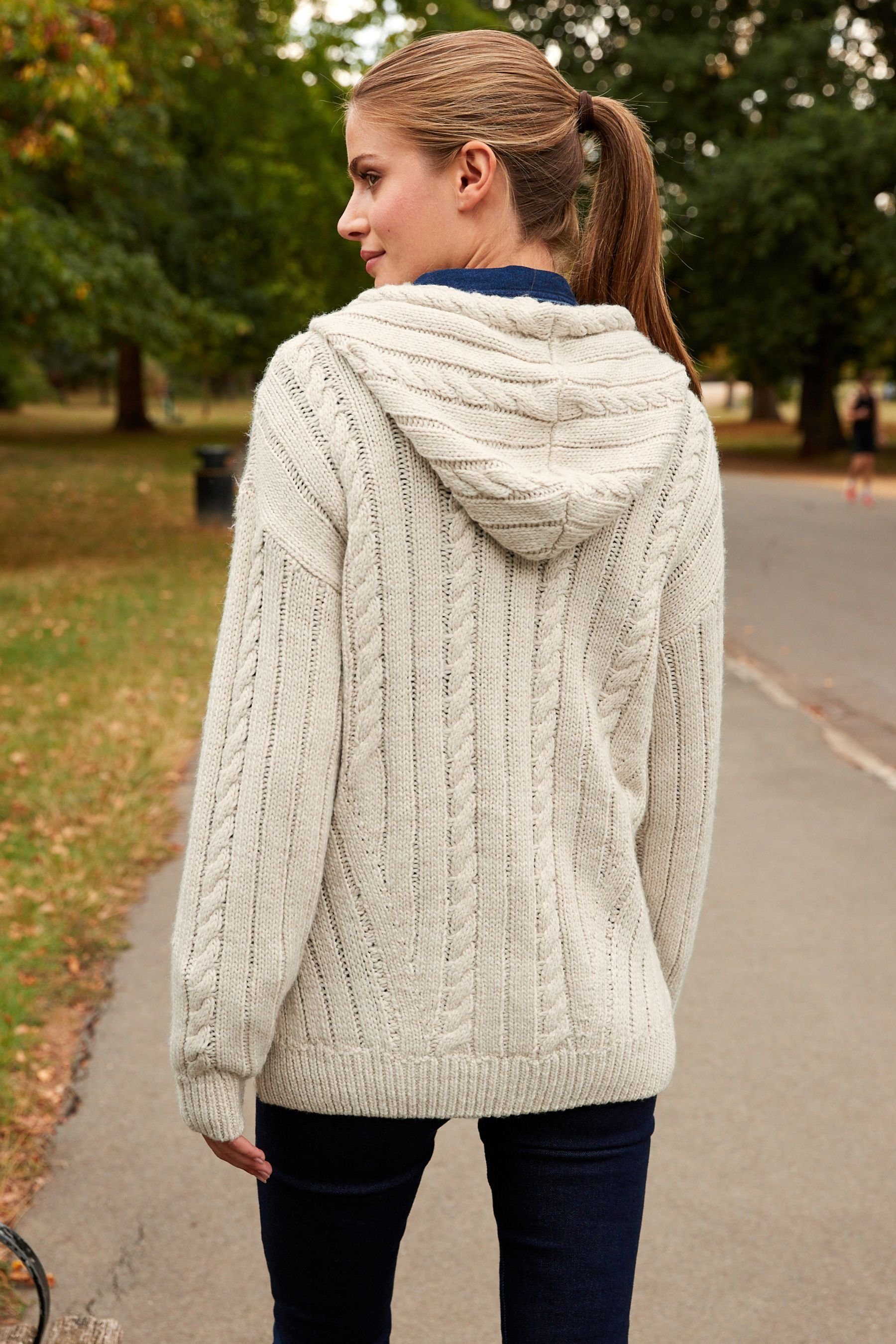 Next Strickjacke Geknöpfte Strickjacke Im Zopfstrick Mit Kapuze 1 Tlg