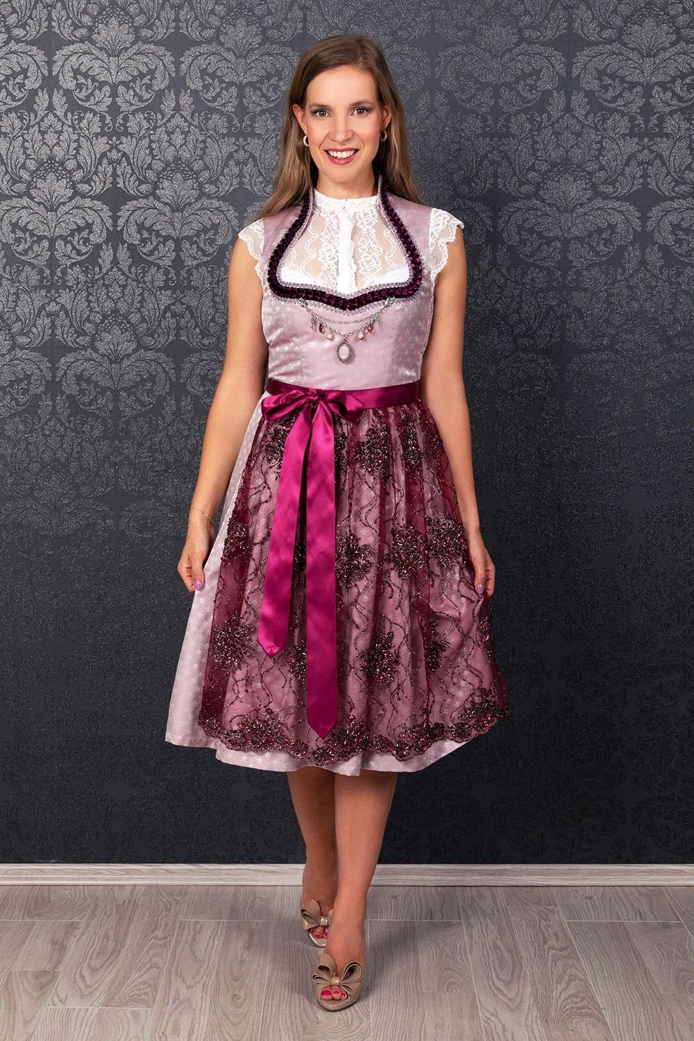 Edelnice Dirndl, Der changierende Jacquard Stoff in hellem rosa ist ...
