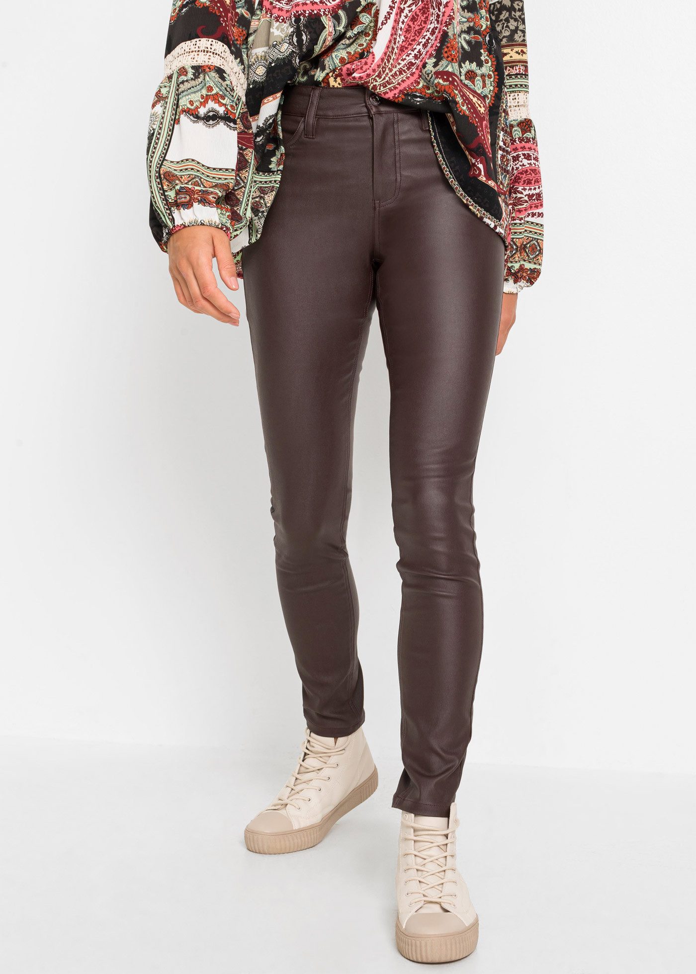 bonprix Stretch-Hose mit Lederoptik, Slim Fit Passform, mit Push-up Effekt