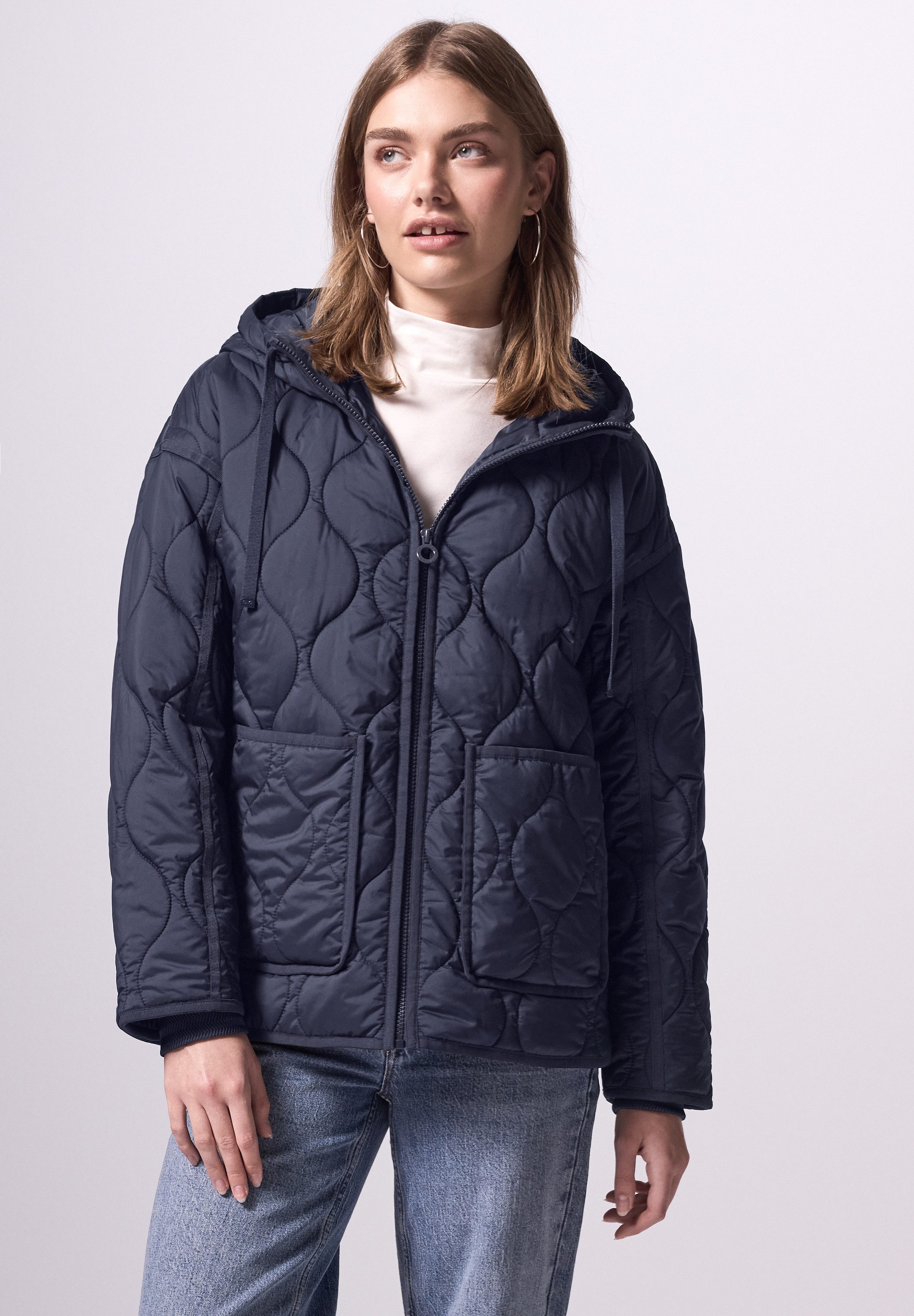 Elegantes Steppjacke Mit Kapuze Fotos