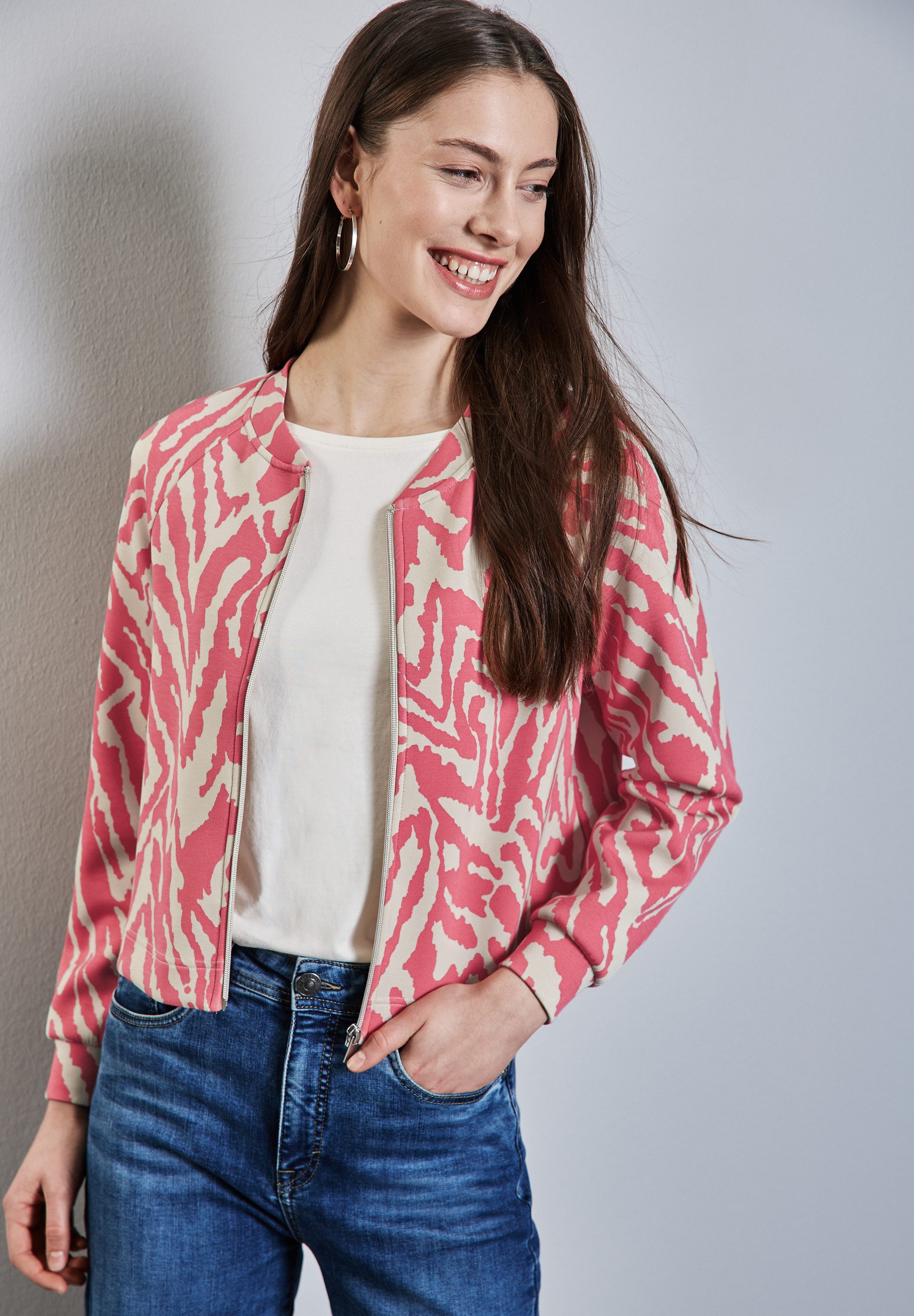 STREET ONE Sweatjacke, Materialmix mit Stretchanteil bietet ein ...