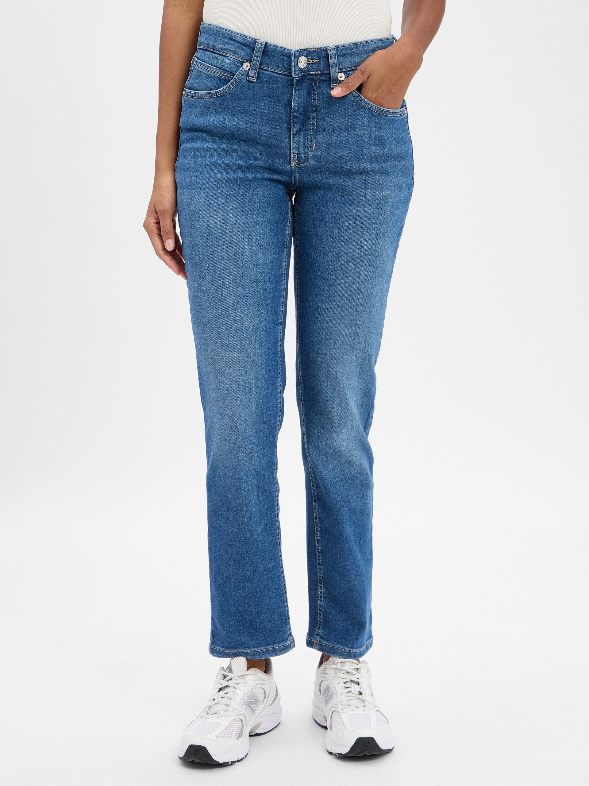MAC Straight-Jeans Melanie, Ledernes Logo-Patch rückseitig