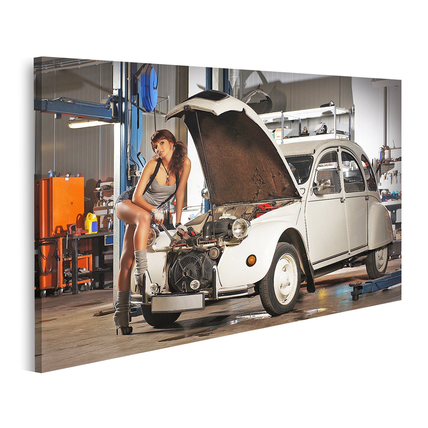 islandburner Leinwandbild Bild auf Leinwand Sexy Frau Repariert Eine Alte Ente Citroen Retro ...